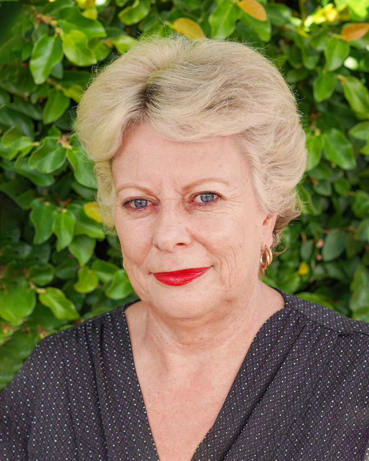 Julie Block's Instagram, Twitter & Facebook on IDCrawl